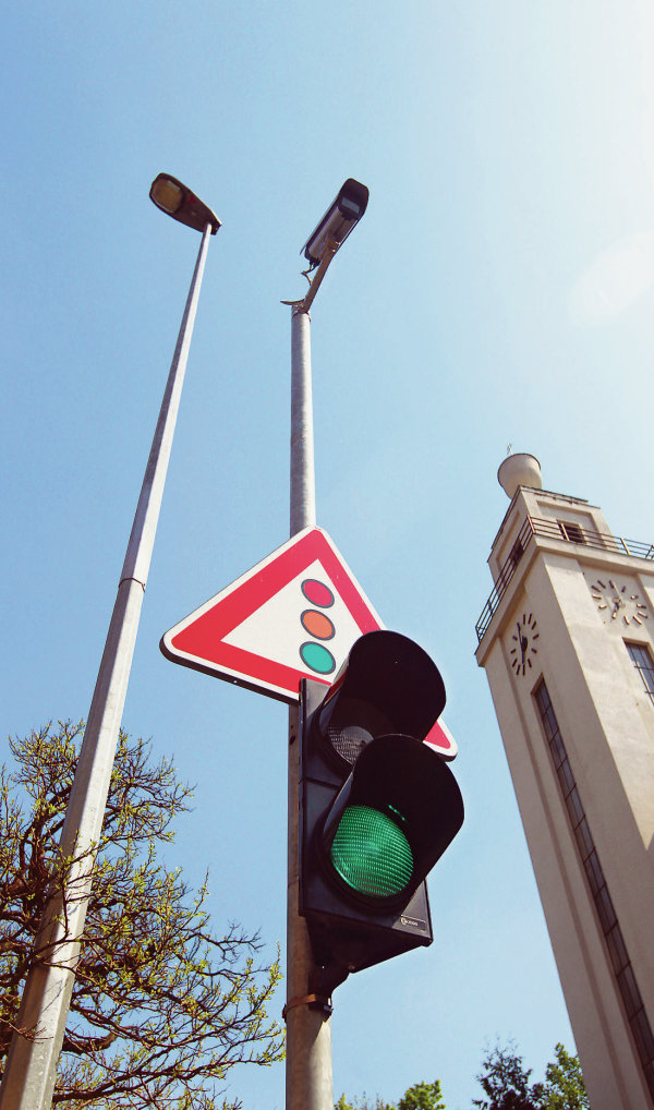 V obcích brzdí řidiče inteligentní semafory | Hospodářské noviny (HN.cz)