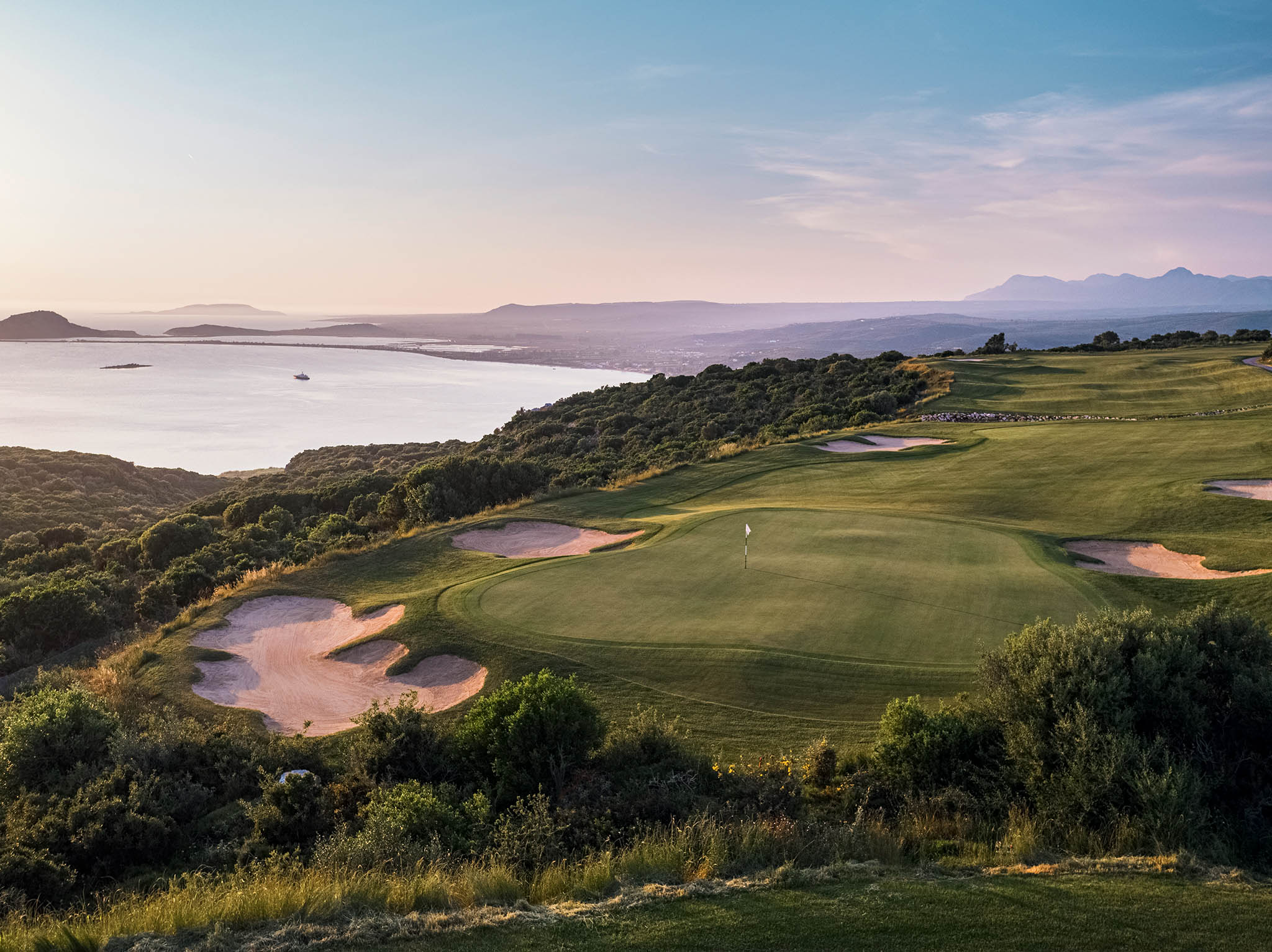 Dokonalý odpal nad útesem. Vyrazte do řecké zátoky na golf, který má i ...