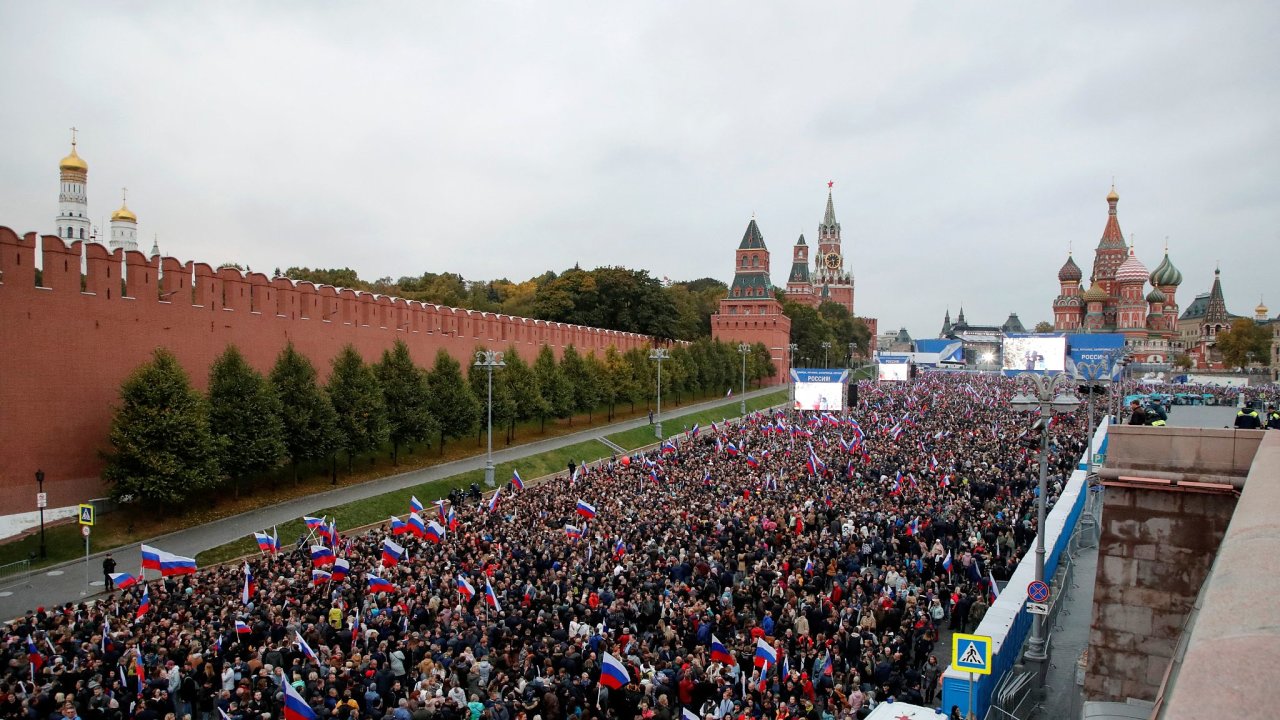 Co zbývá čím dál užšímu kroužku kolem Vladimira Putina? Možná sázka na ...